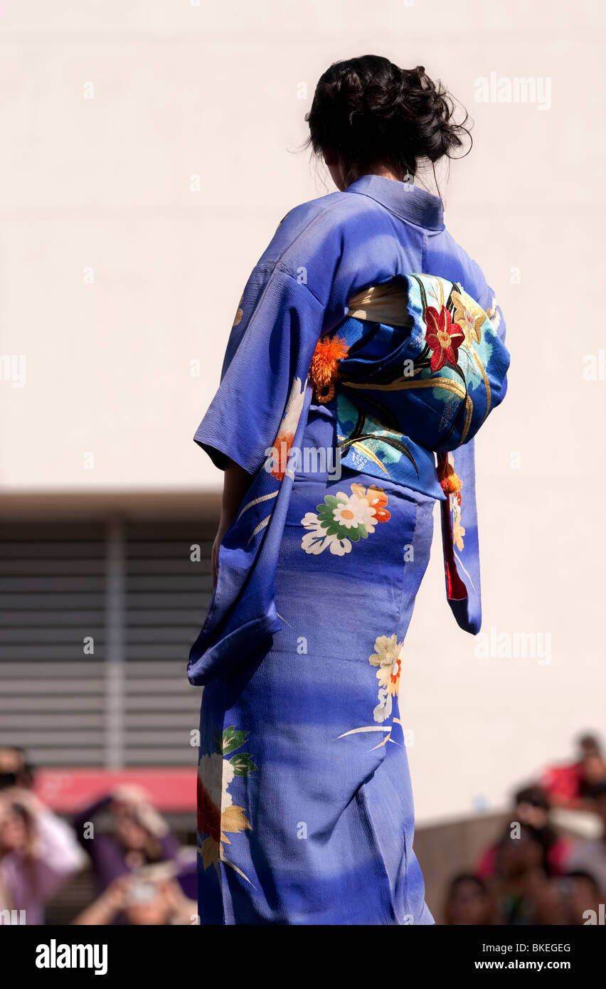 Japanese woman modeling the latest Kimono fashions Stock Photo - Alamy