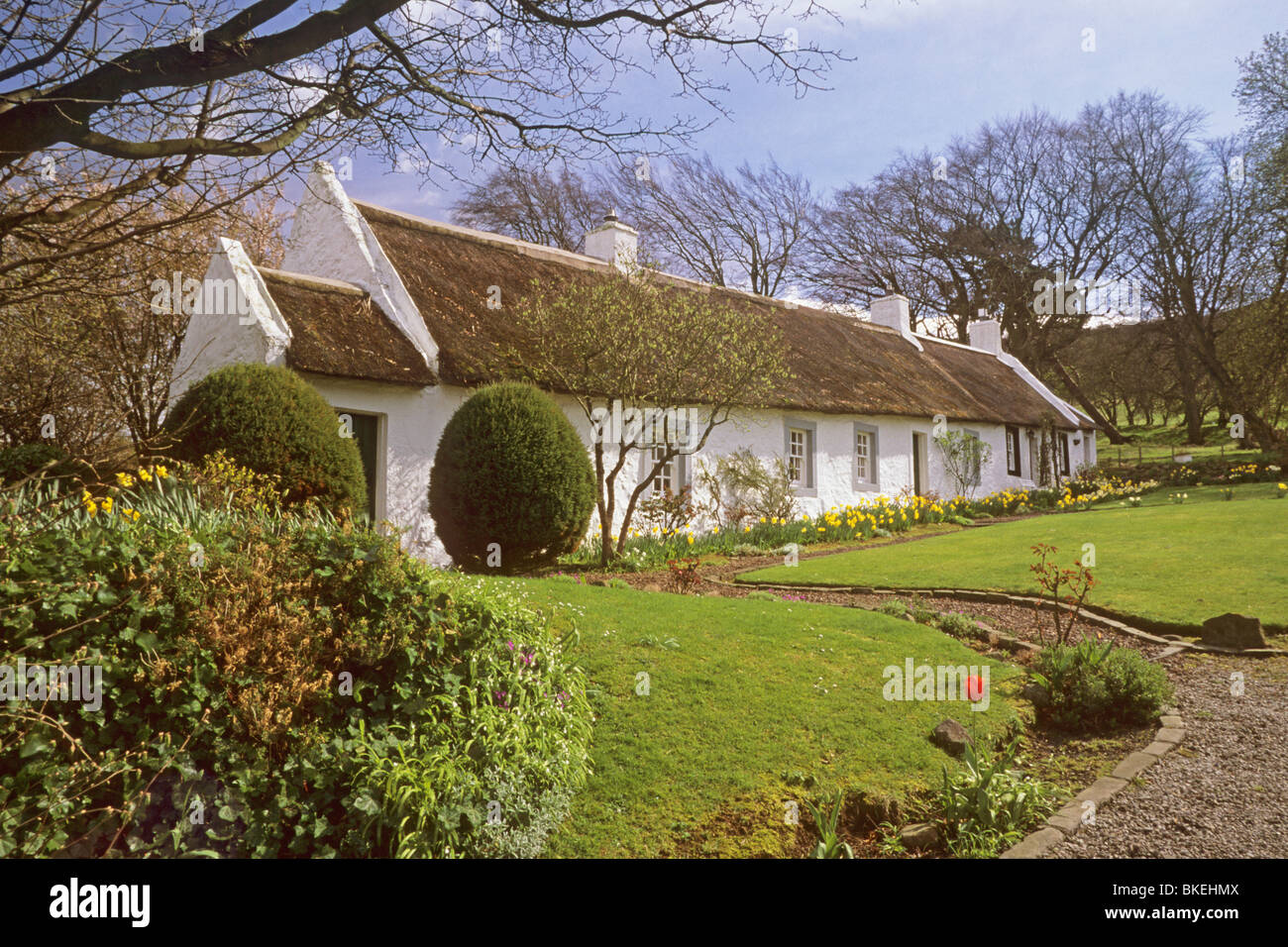Picturesque thatched cottages at Swanston on the outskirts of Edinburgh ...