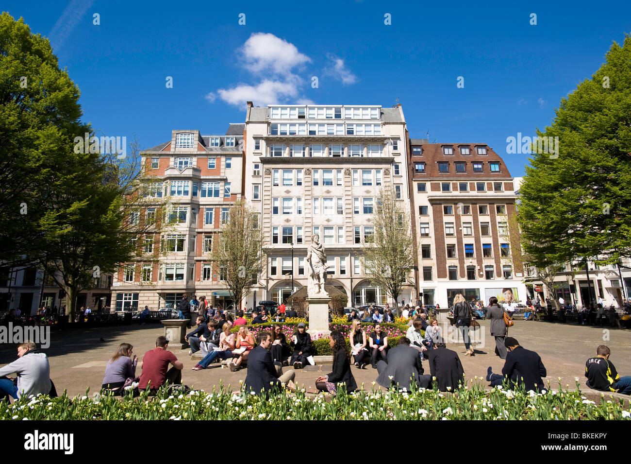 People in london garden square hi-res stock photography and images - Alamy