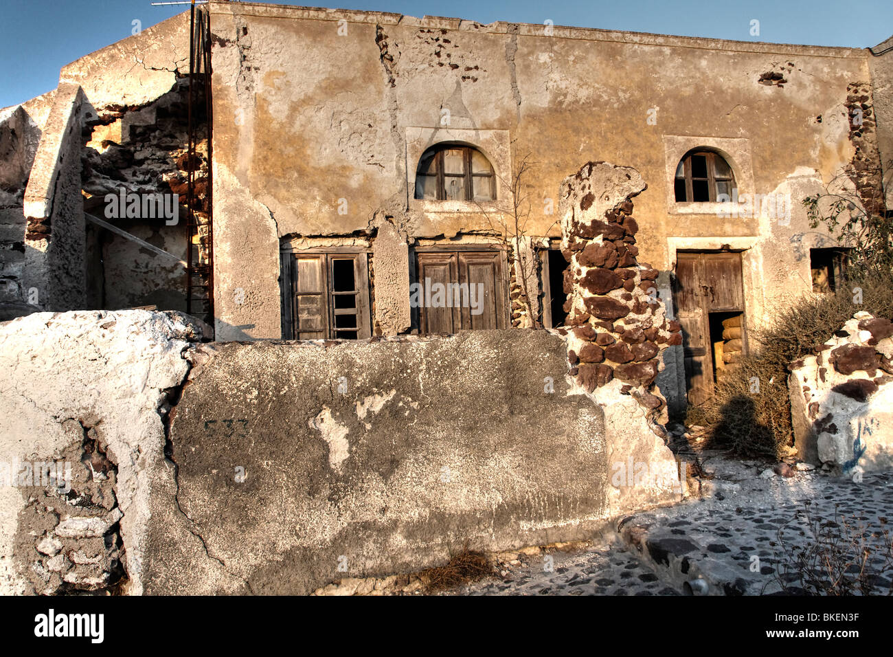 Run down villa in Oia, Santorini Stock Photo - Alamy