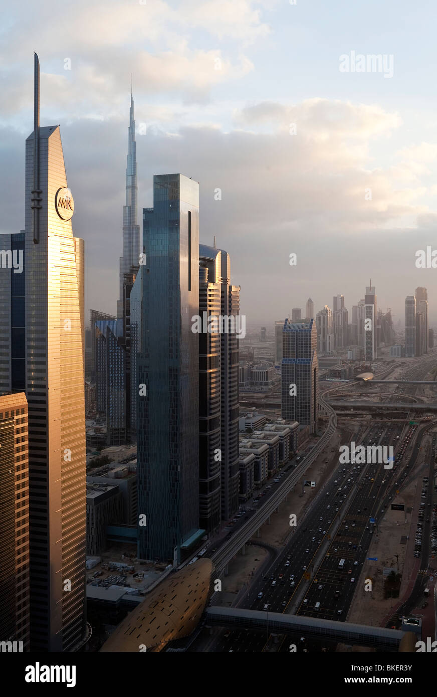 View of sheikh zayed road in downtown dubai hi-res stock photography ...