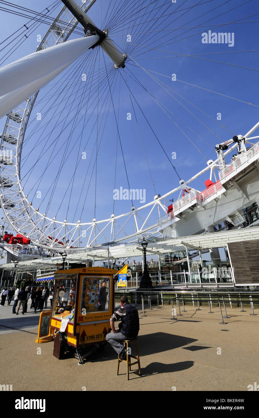 London eye queue hi-res stock photography and images - Alamy