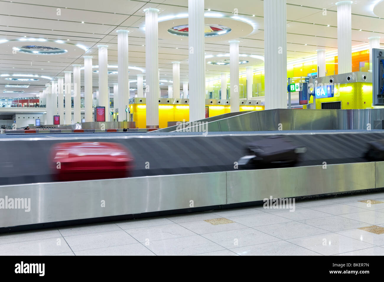 Airport baggage claim carousel conveyor hi-res stock photography and ...