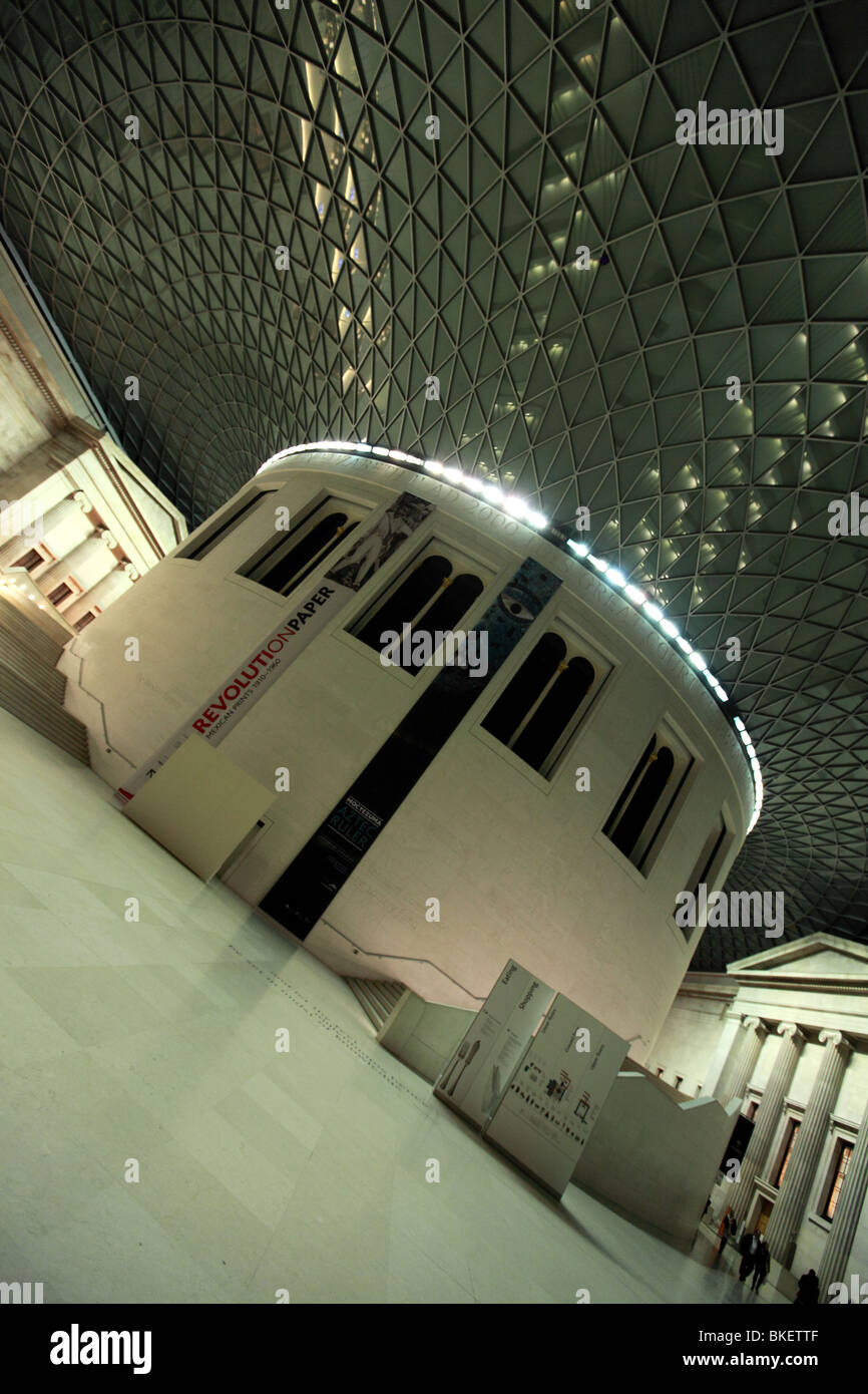 British museum great court night hi-res stock photography and images ...