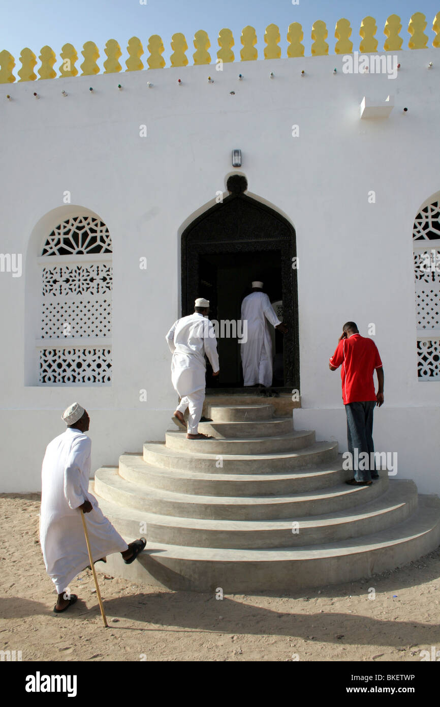Men outside on the steps of the Riyadha Mosque Lamu Stock Photo - Alamy