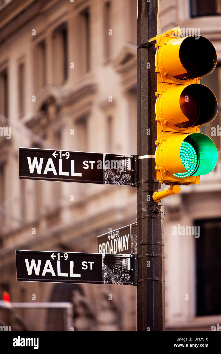 Traffic signal at Wall Street and Broadway, New York City USA Stock ...