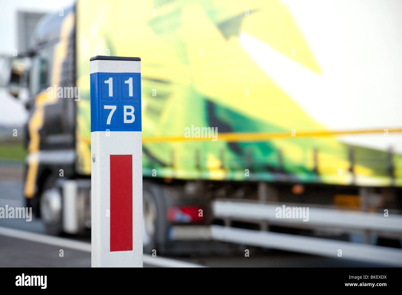 M25 motorway sign hi-res stock photography and images - Alamy