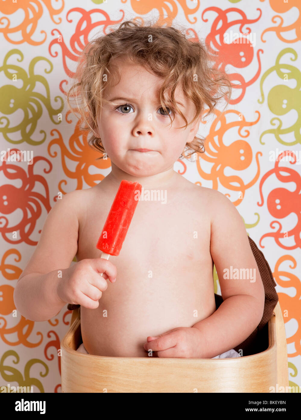 Young child eating a popsicle Stock Photo - Alamy