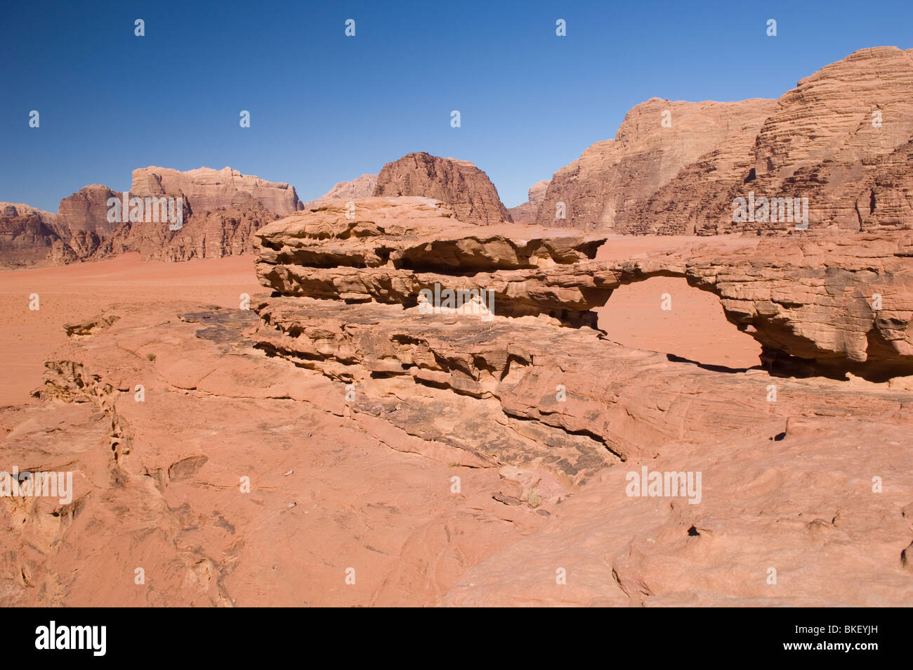 Rock bridge in the desert of Wadi Rum, Jordan Stock Photo - Alamy