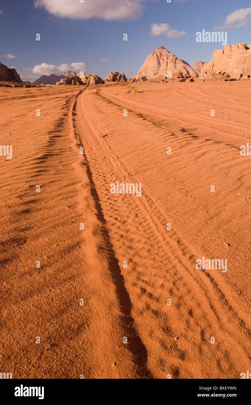 Tyre tracks in the desert of Wadi Rum, Jordan Stock Photo - Alamy