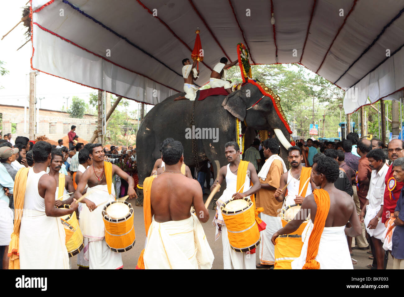 Crowds celebrate religious festival hi-res stock photography and images ...