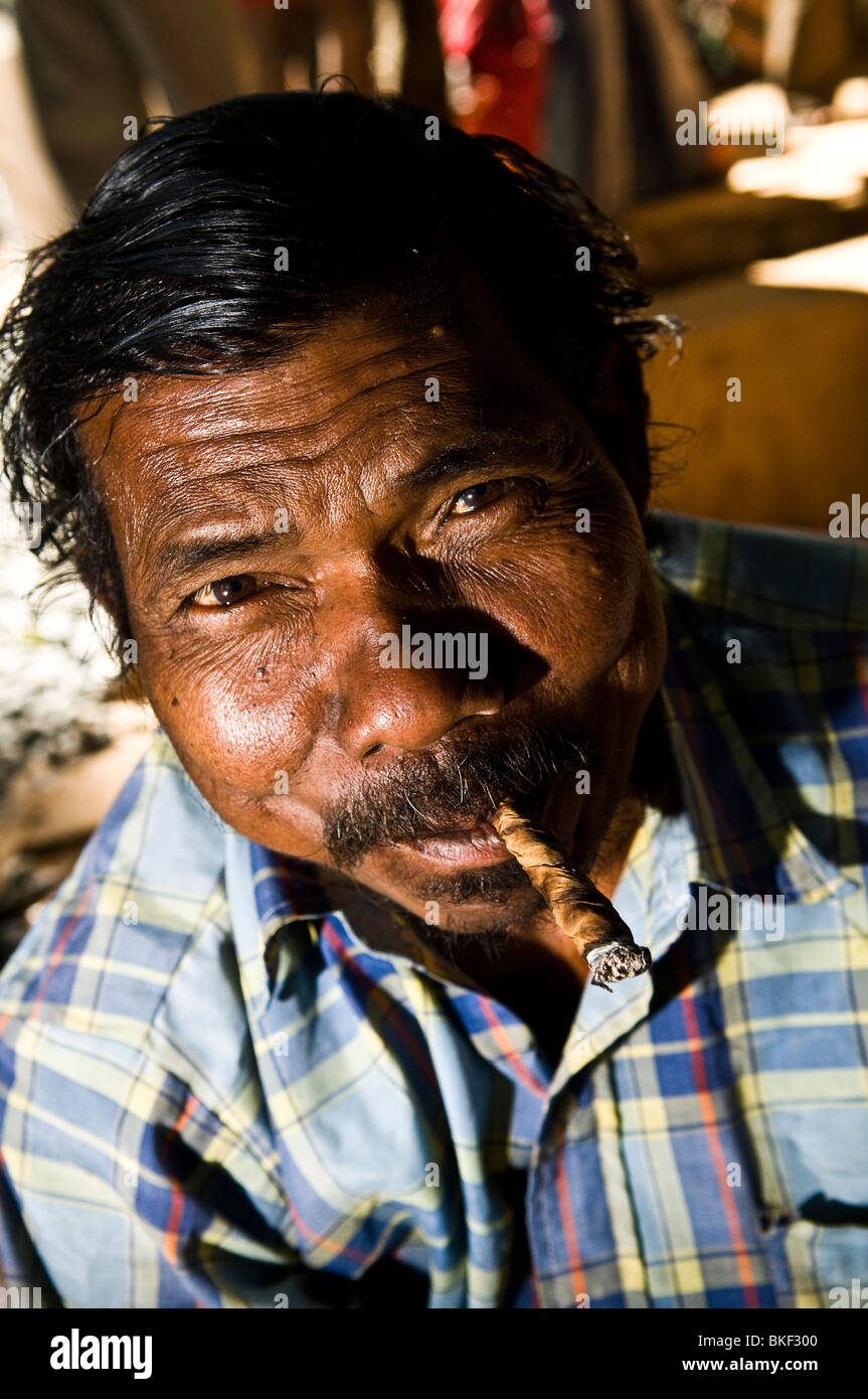 Bidi indian cigarette hi-res stock photography and images - Alamy