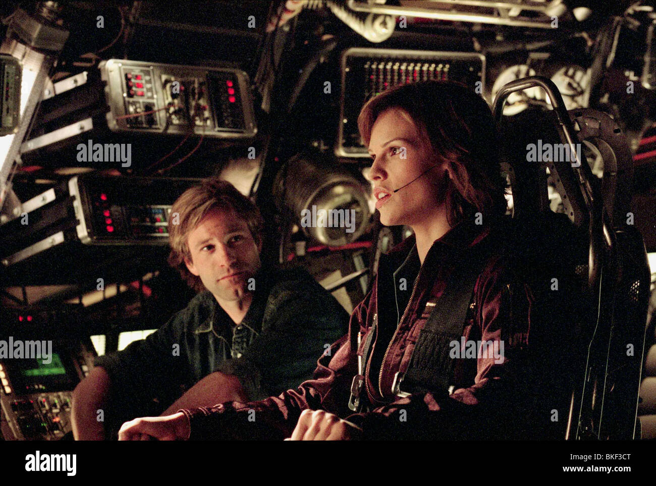 THE CORE (2003) AARON ECKHART, HILARY SWANK TORE 045 Stock Photo - Alamy