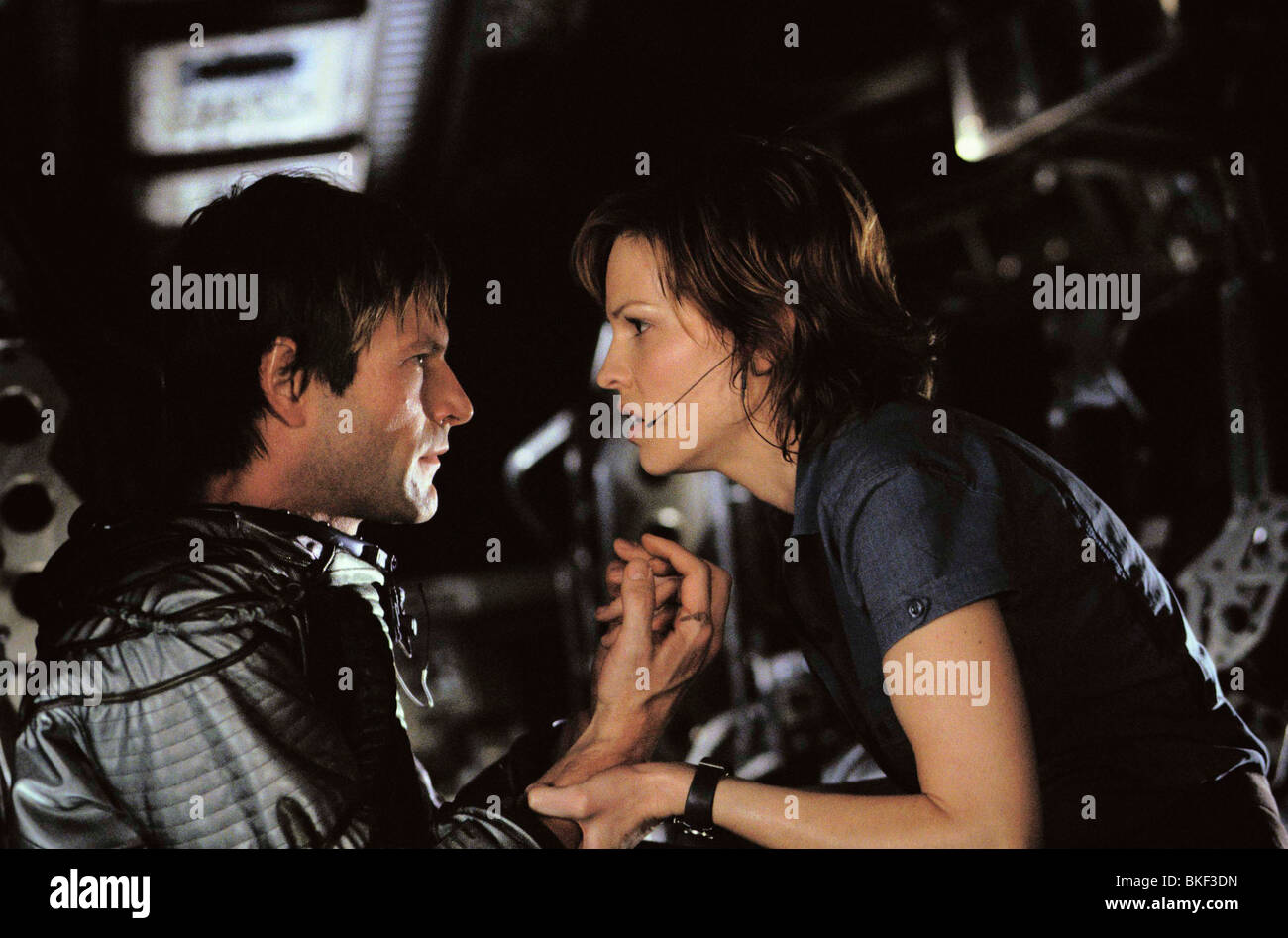 THE CORE (2003) AARON ECKHART, HILARY SWANK TORE 928 Stock Photo - Alamy