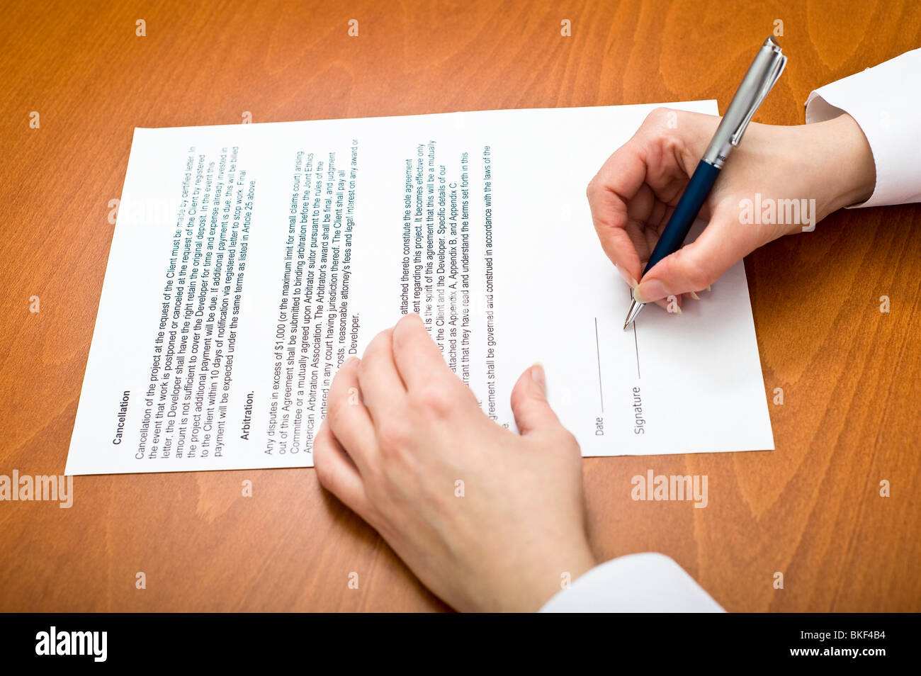 woman signing a contract Stock Photo - Alamy