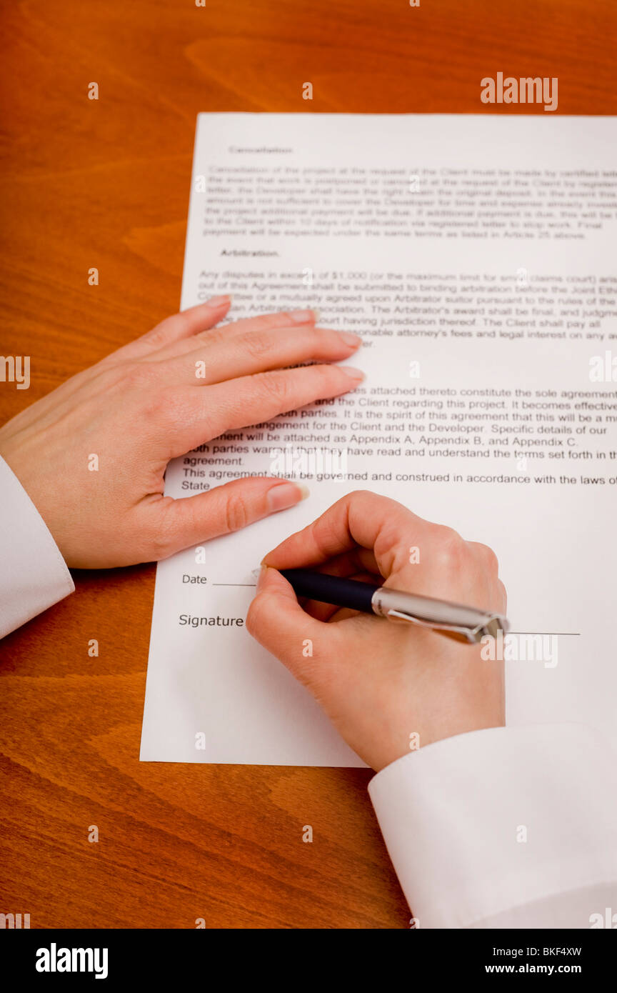 woman signing a contract Stock Photo - Alamy