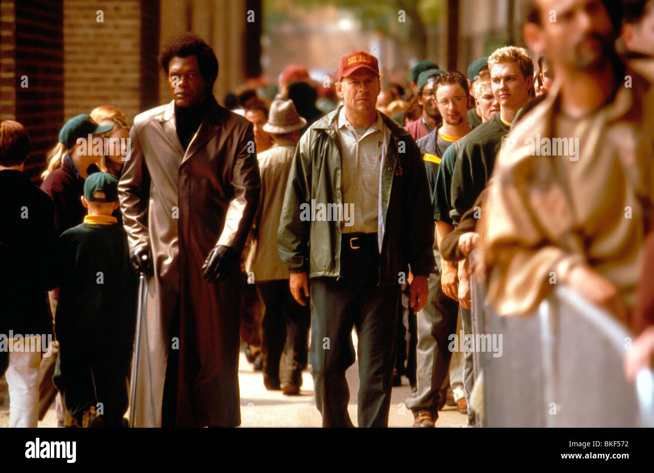 UNBREAKABLE (2000) SAMUEL L JACKSON, BRUCE WILLIS UNBR 001 Stock Photo ...