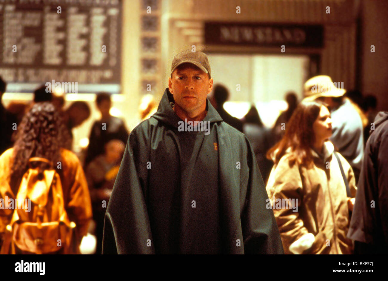 UNBREAKABLE (2000) BRUCE WILLIS UNBR 025 Stock Photo - Alamy