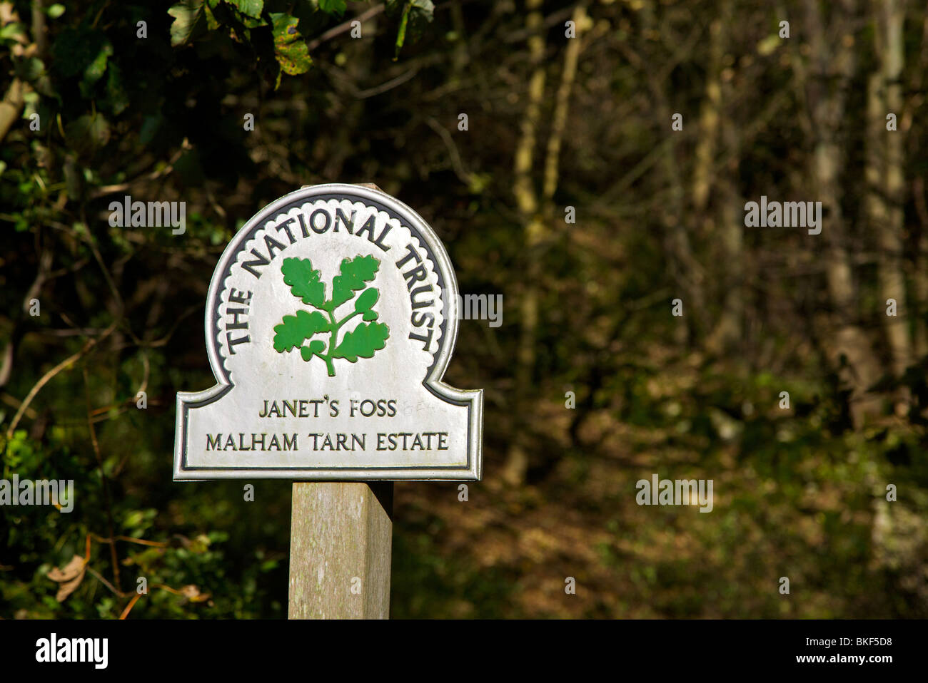 National trust sign signpost post hi-res stock photography and images ...