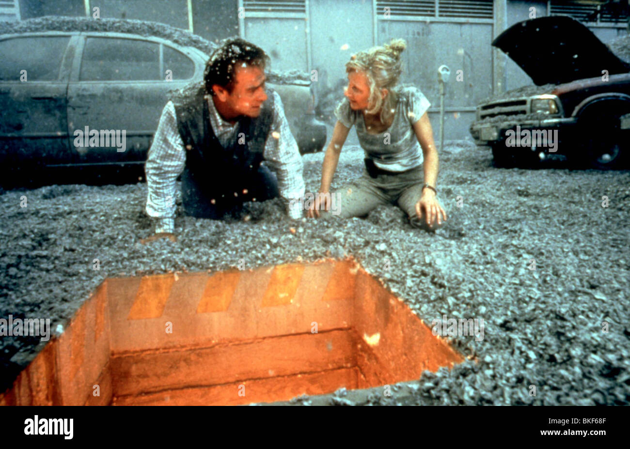 VOLCANO (1997) TOMMY LEE JONES, ANNE HECHE VOLC 007 Stock Photo - Alamy