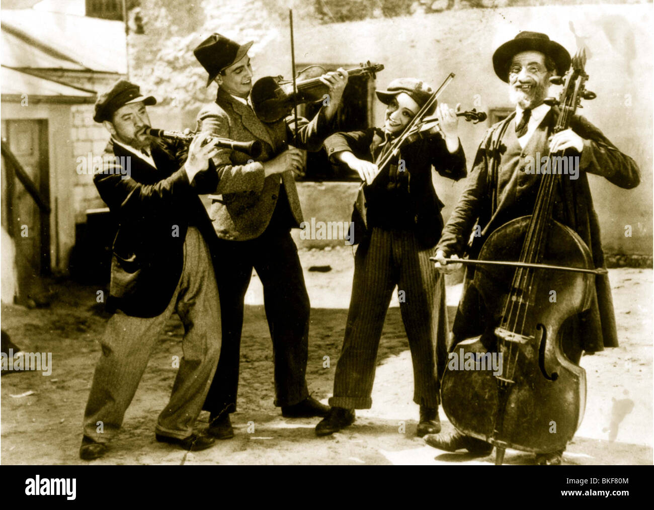 YIDDLE WITH HIS FIDDLE (1937) MOLLY PICON YWHF 001DPK 01 Stock Photo ...