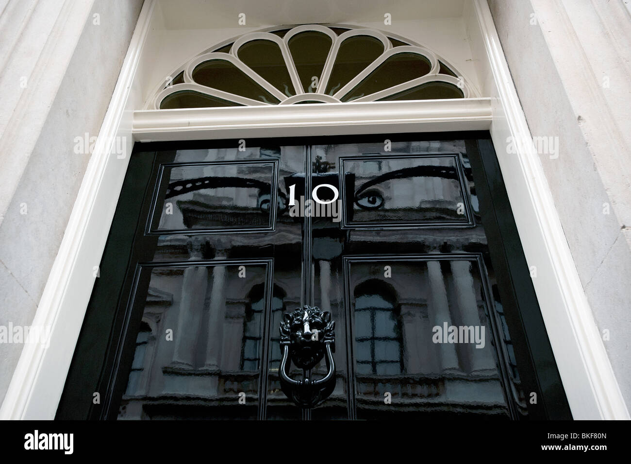 The famous front door of no 10 downing street hi-res stock photography ...