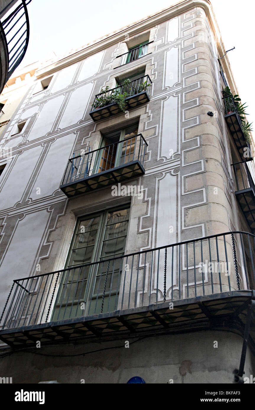 Narrow street tall buildings barcelona hi-res stock photography and ...