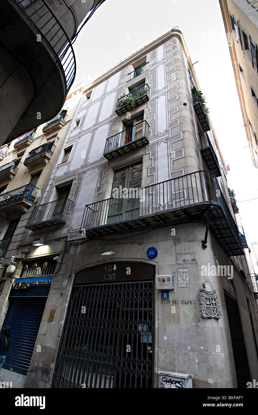 Narrow street tall buildings barcelona hi-res stock photography and ...