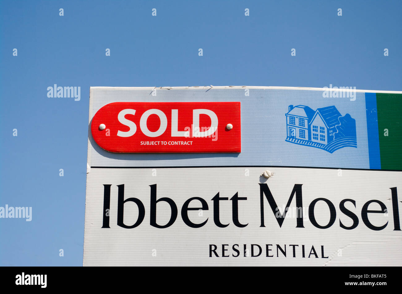 Sold Subject To Contract Estate Agent Sign Stock Photo - Alamy