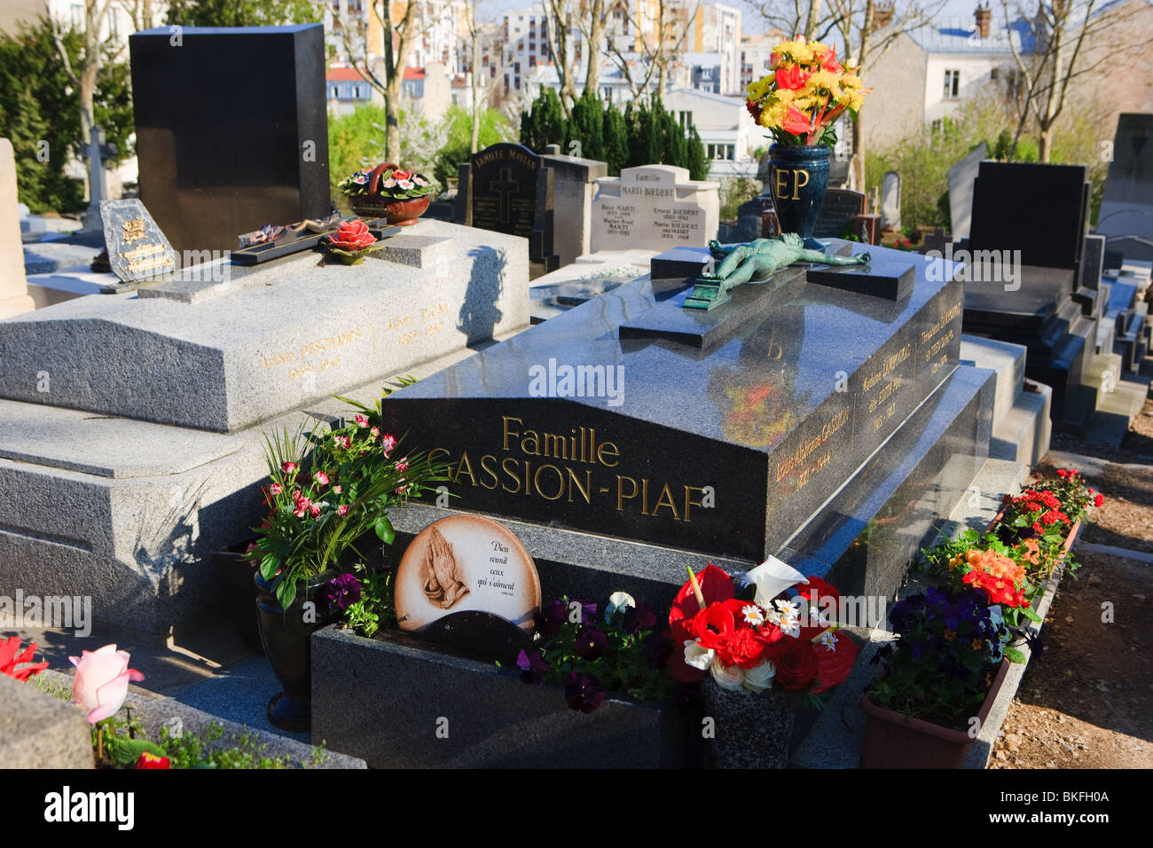 The grave of Edith Piaf, Pere Lachaise Cemetery, Paris Stock Photo - Alamy