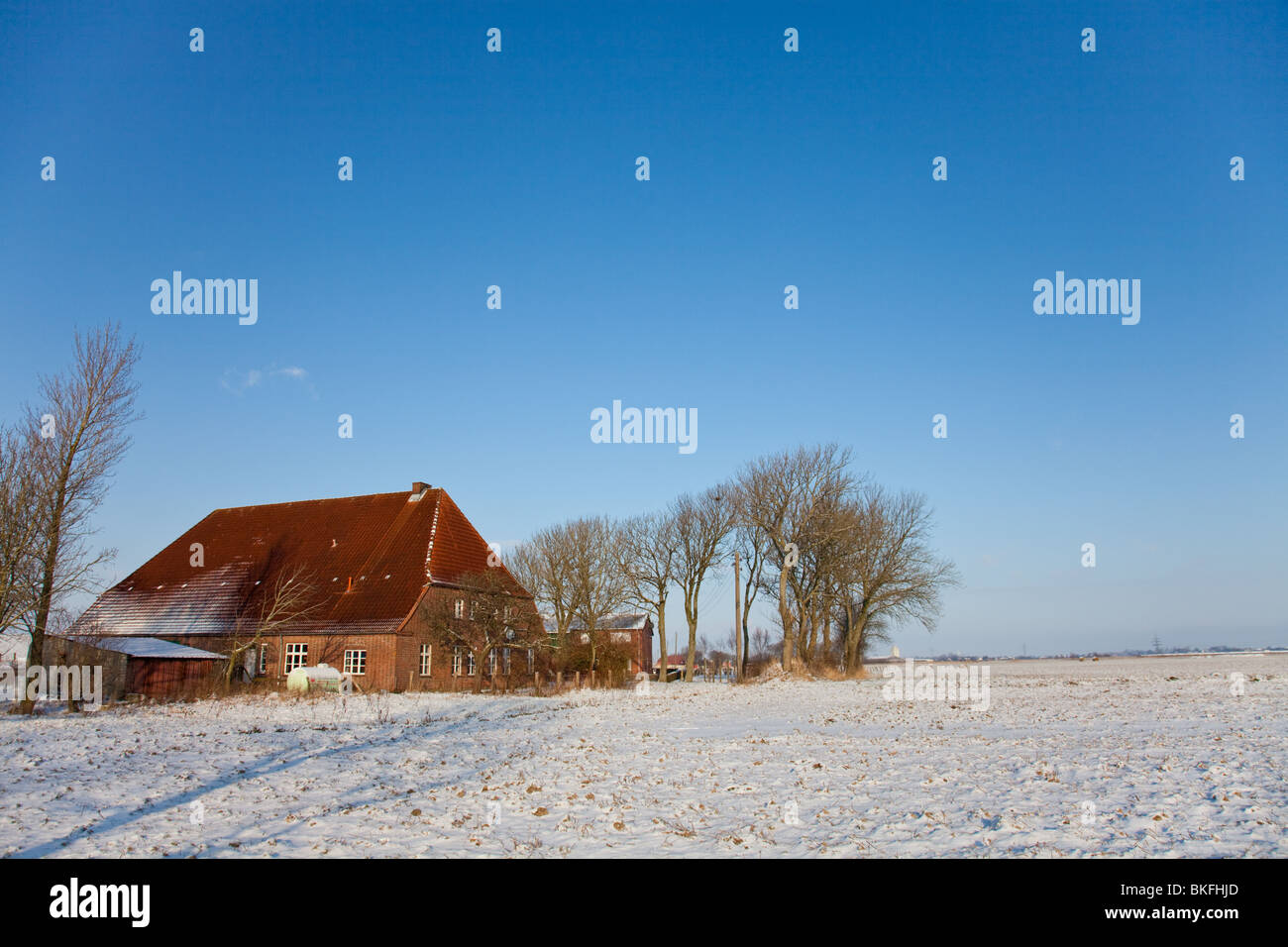 Winter scenery with a traditional house in the country Stock Photo - Alamy