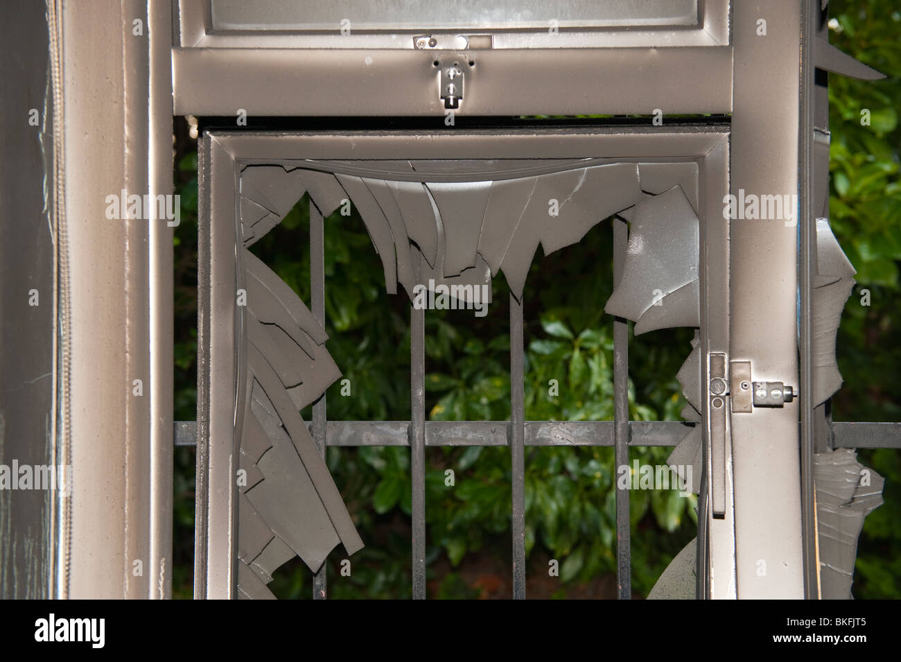 Double glazed window smashed by heat from fire Stock Photo - Alamy