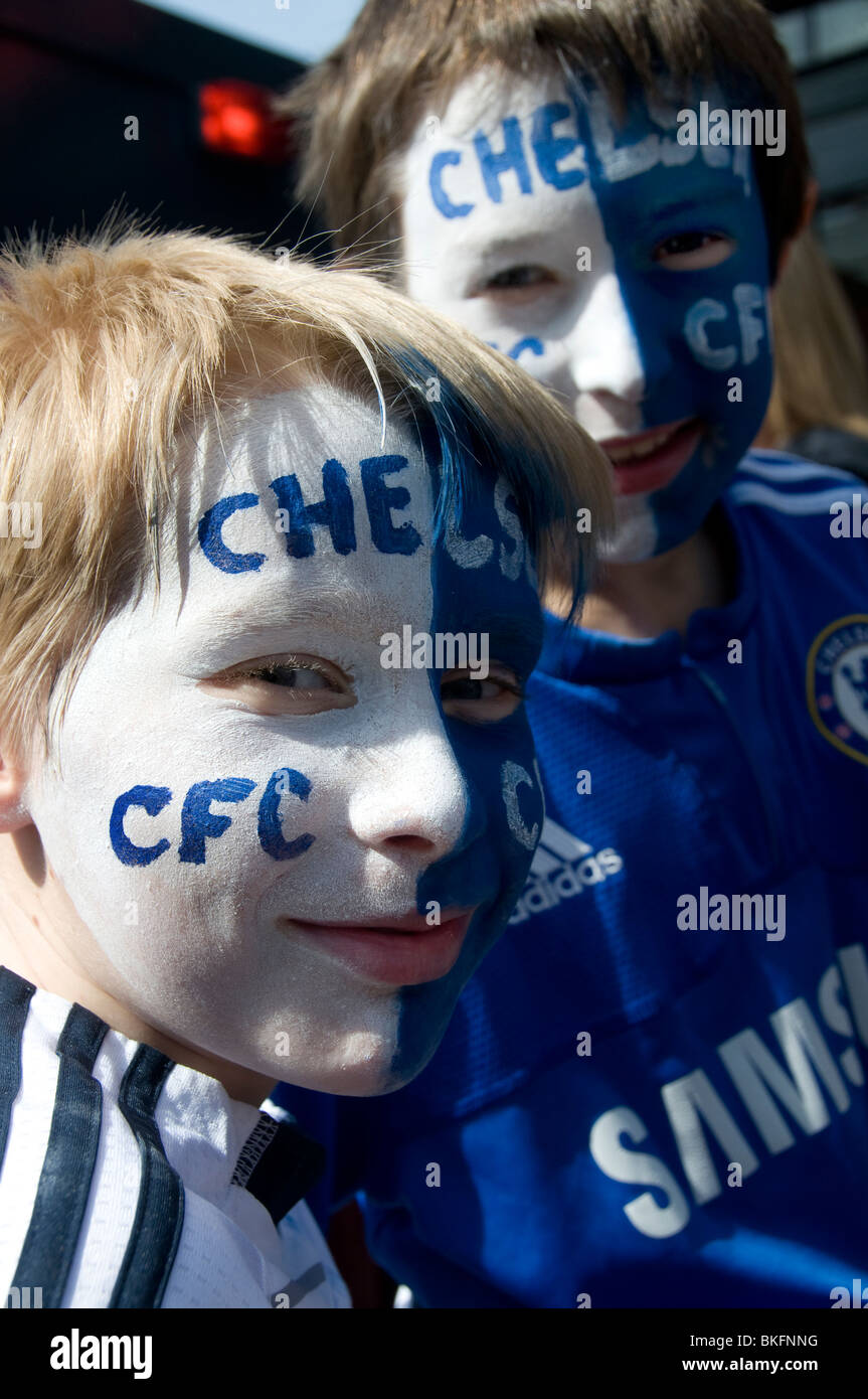 Chelsea team shirt hi-res stock photography and images - Alamy