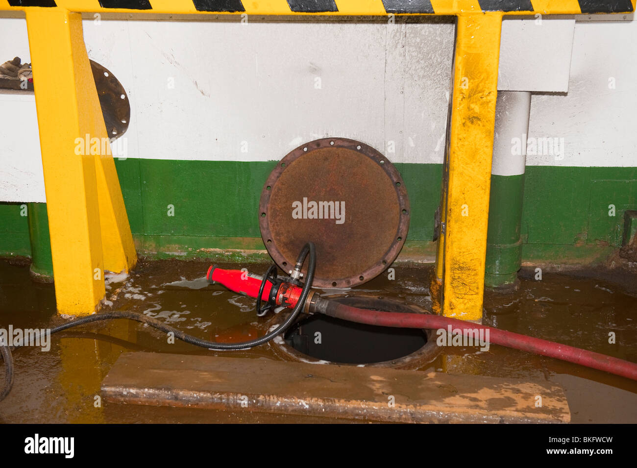 Fuel ships hi-res stock photography and images - Alamy