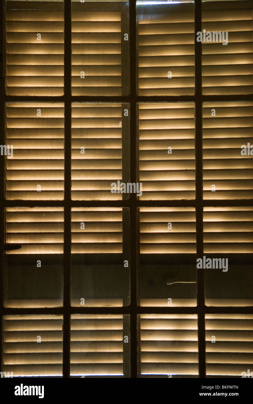Light pattern through blinds hi-res stock photography and images - Alamy