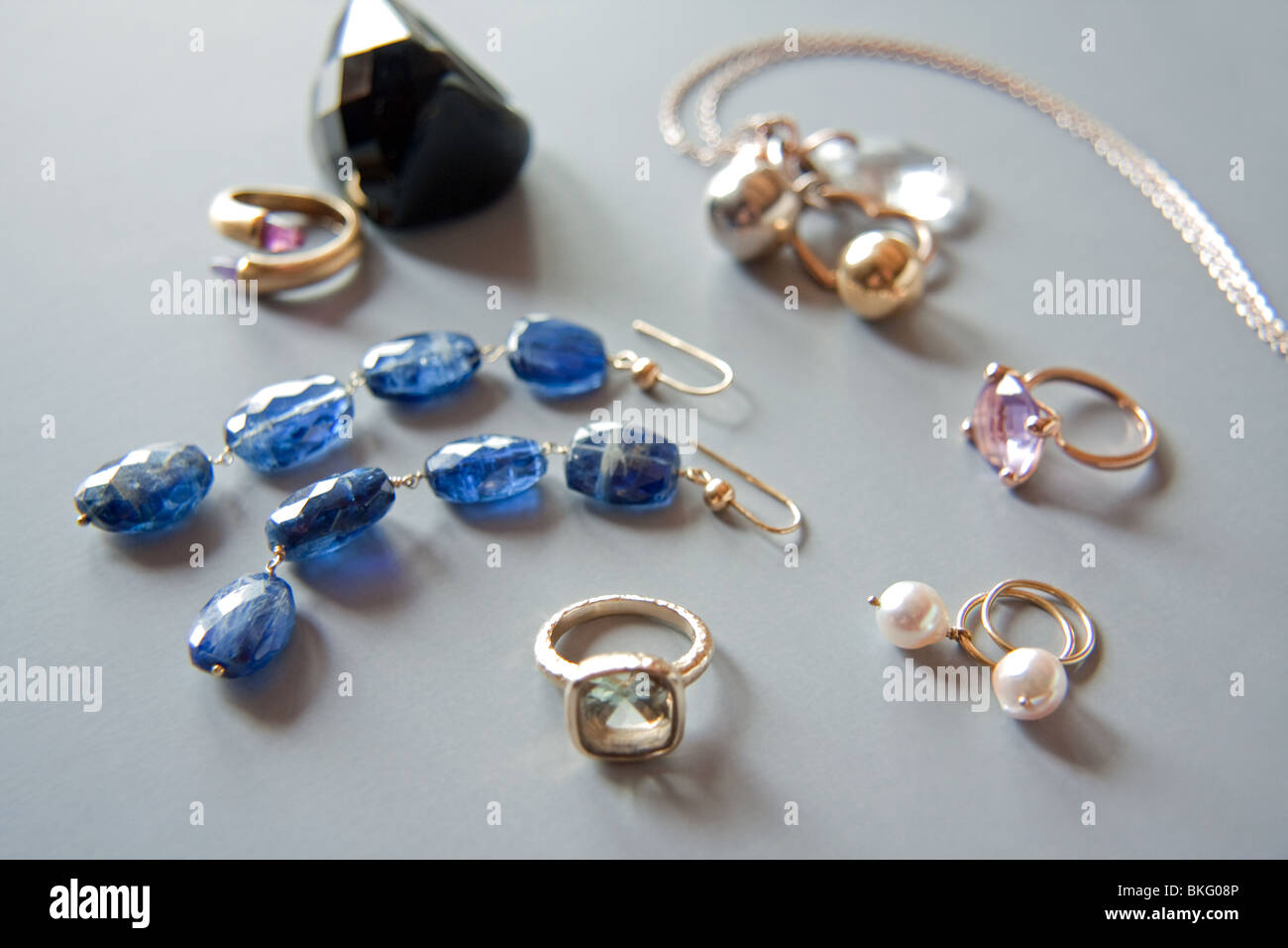 Golden jewelry and ornaments hi-res stock photography and images - Alamy