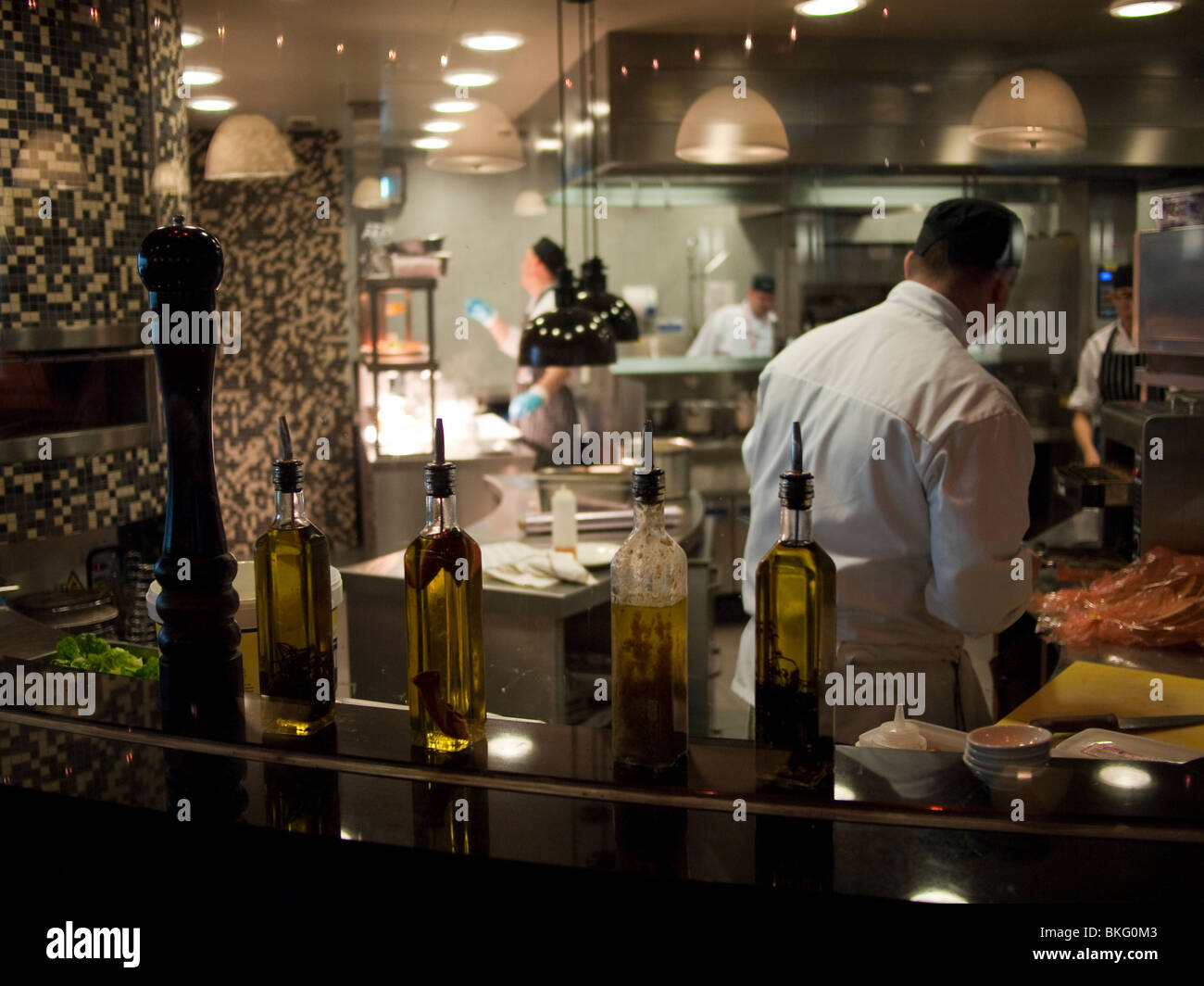 Restaurant kitchen through window hi-res stock photography and images ...