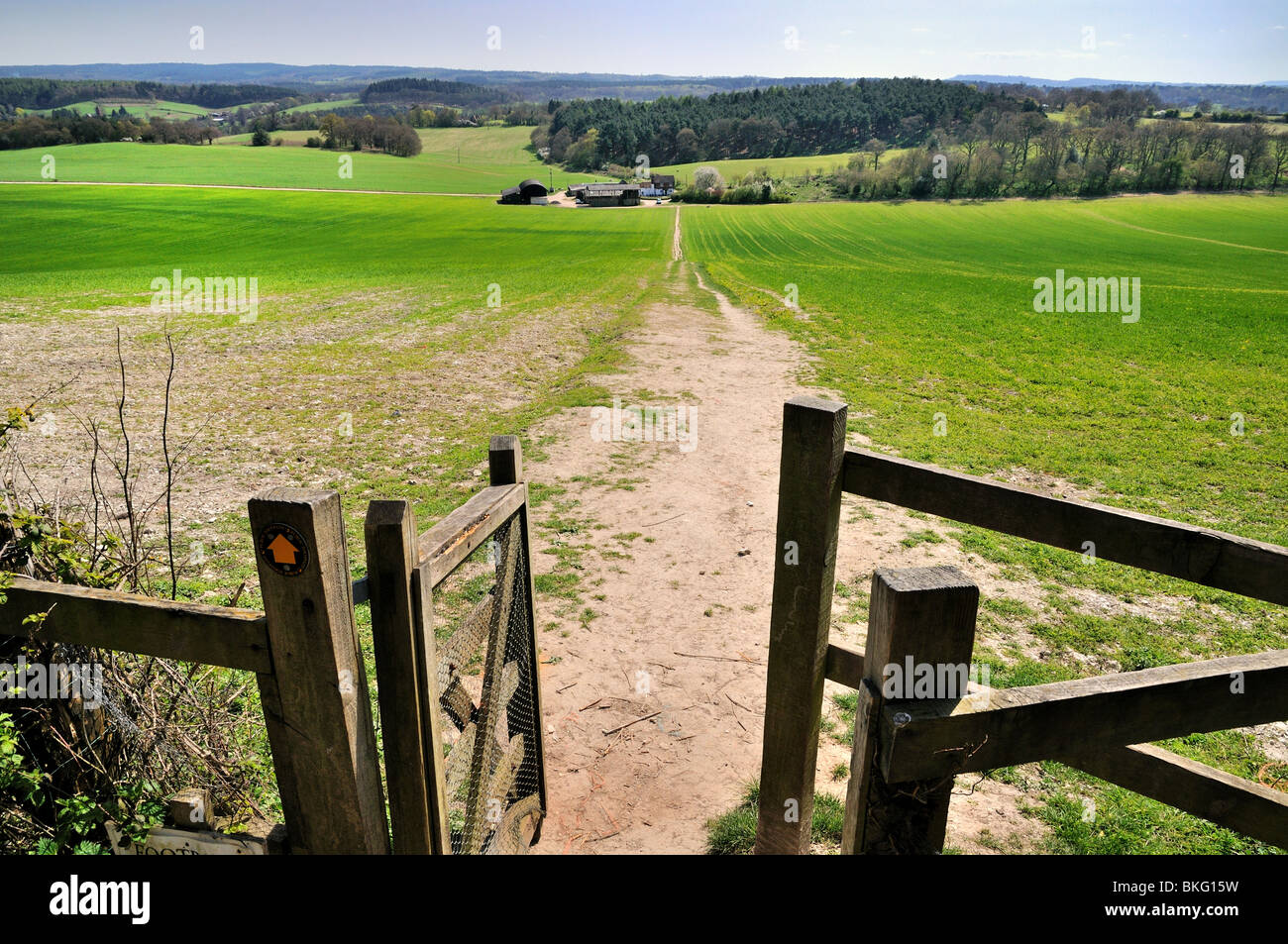 Footpath gate hi-res stock photography and images - Alamy