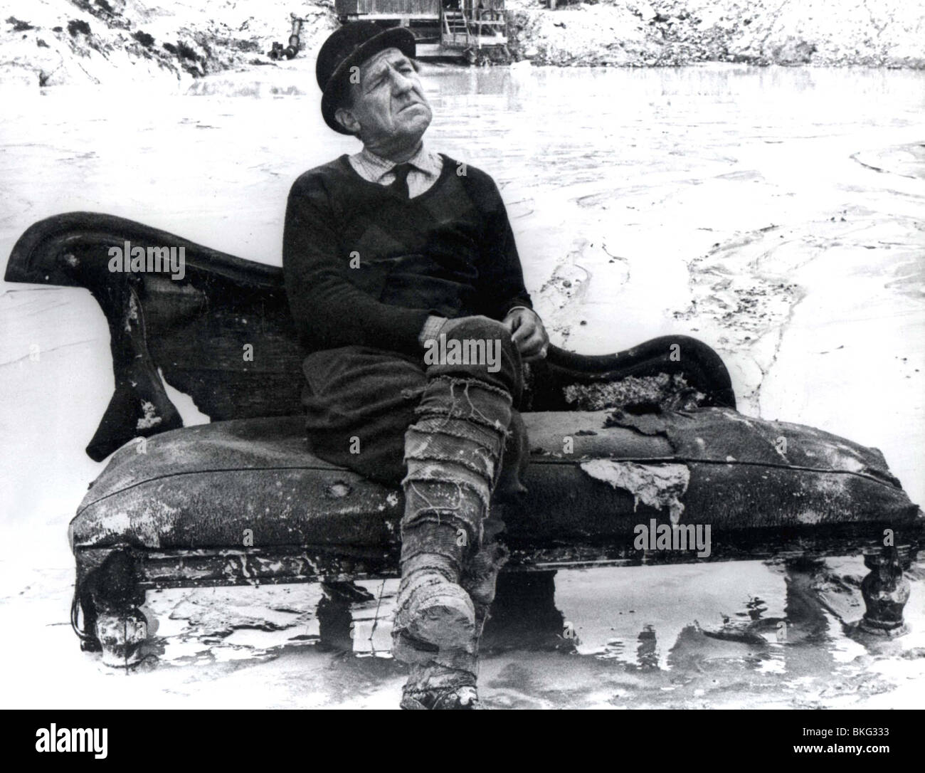 The bed sitting room 1969 michael hordern hi-res stock photography and ...