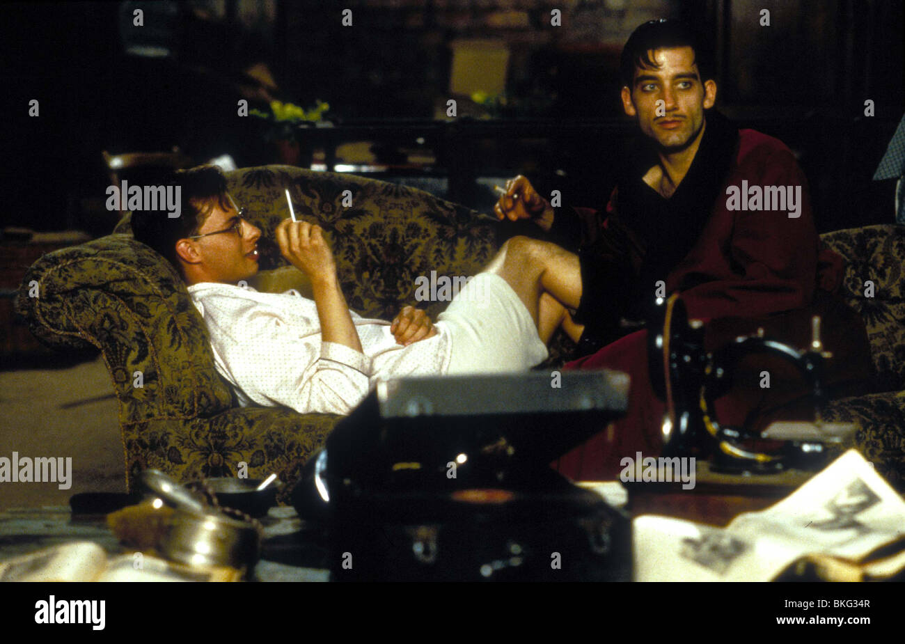 Clive owen bent 014 hi-res stock photography and images - Alamy