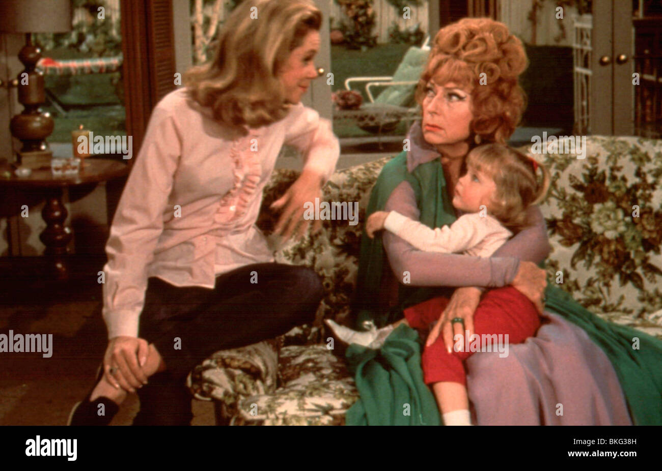 Bewitched elizabeth montgomery hi-res stock photography and images - Alamy