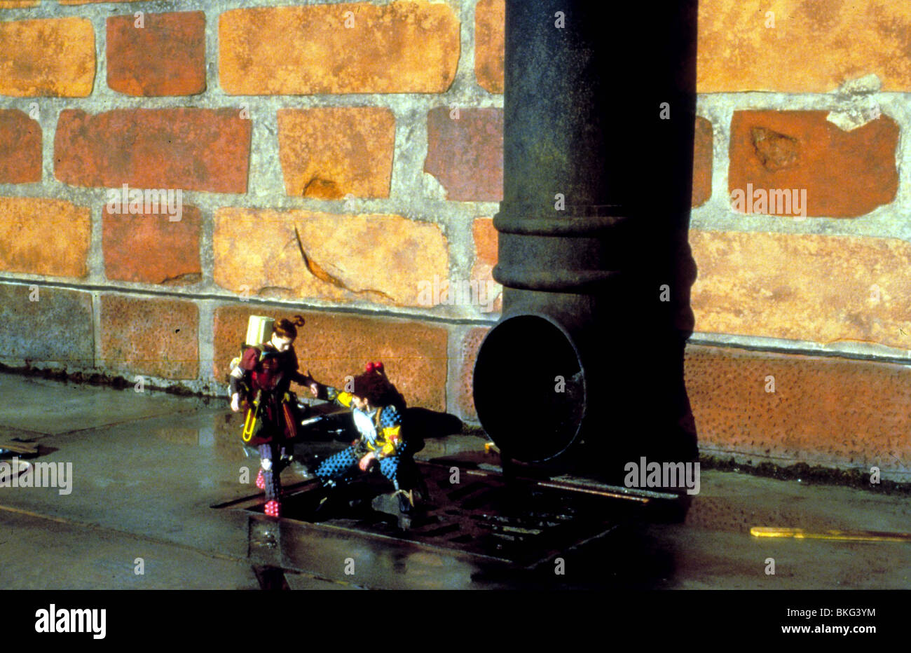 THE BORROWERS (1997) FLORA NEWBIGIN, RAYMOND PICKARD BRRW 022 Stock ...