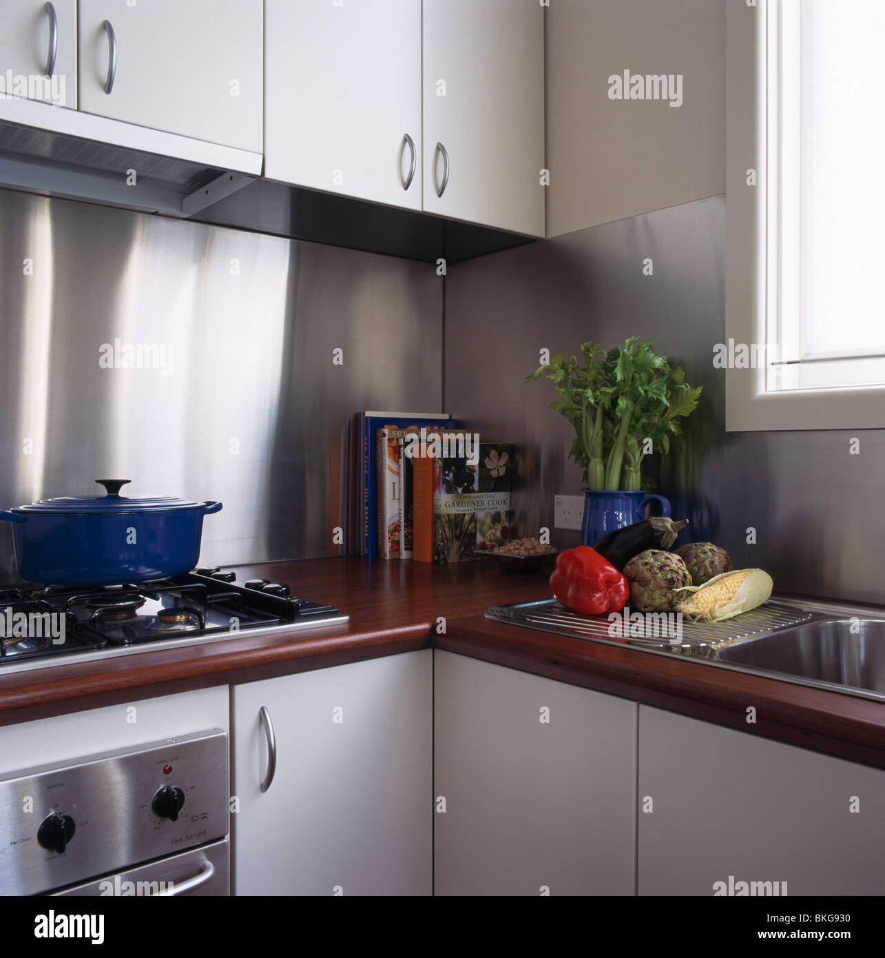 White kitchen splash back hi-res stock photography and images - Alamy