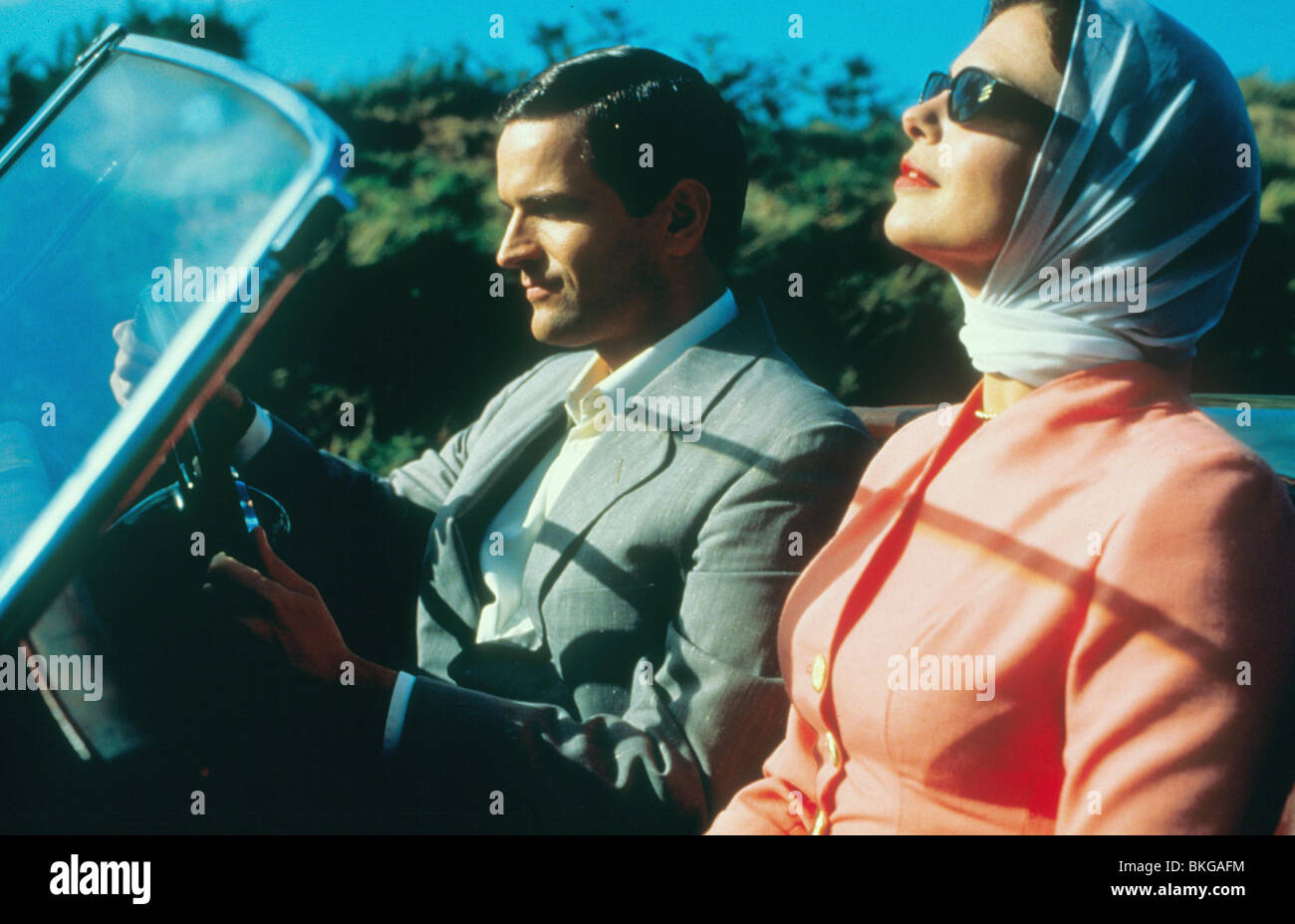 RELATIVE VALUES (2000) EDWARD ATTERTON, JEANNE TRIPPLEHORN REVA 002 Stock Photo - Alamy