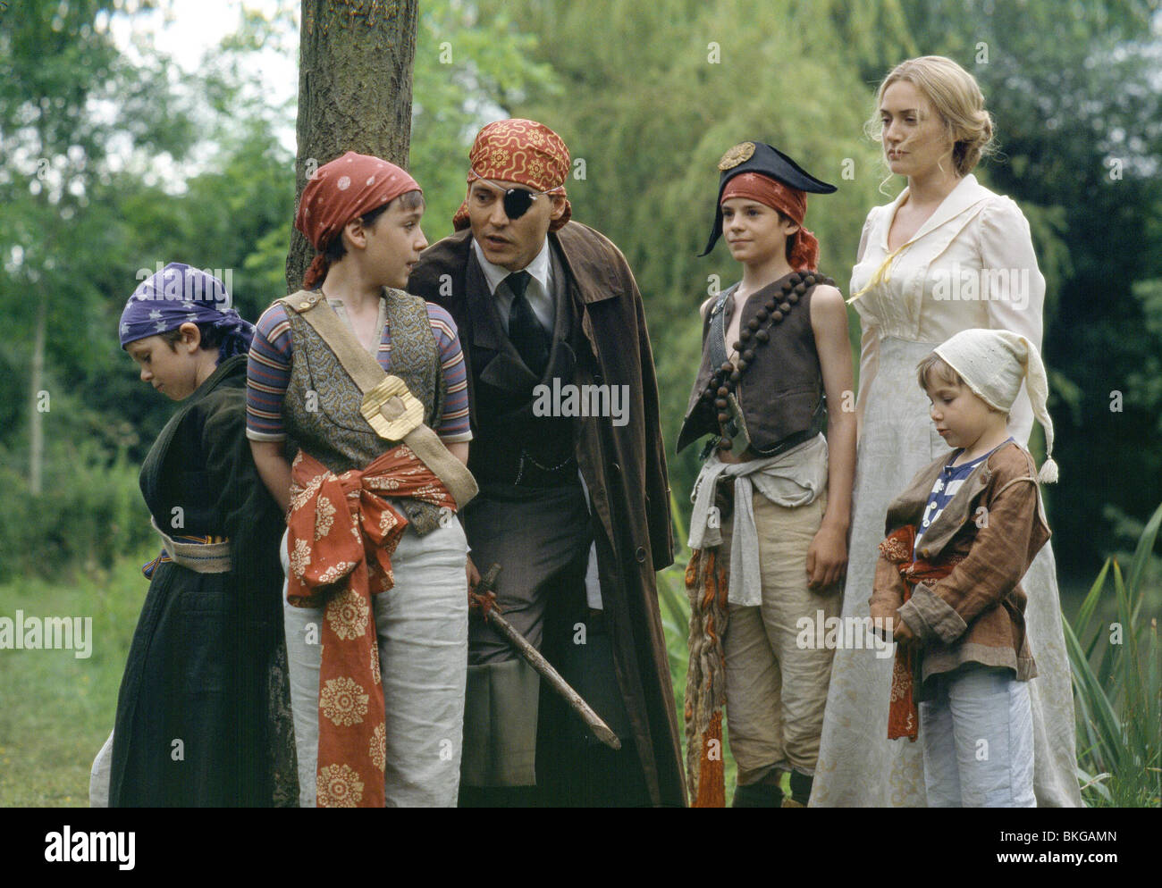 FINDING NEVERLAND (2004) FREDDIE HIGHMORE, JOE PROSPERO, JOHNNY DEPP ...