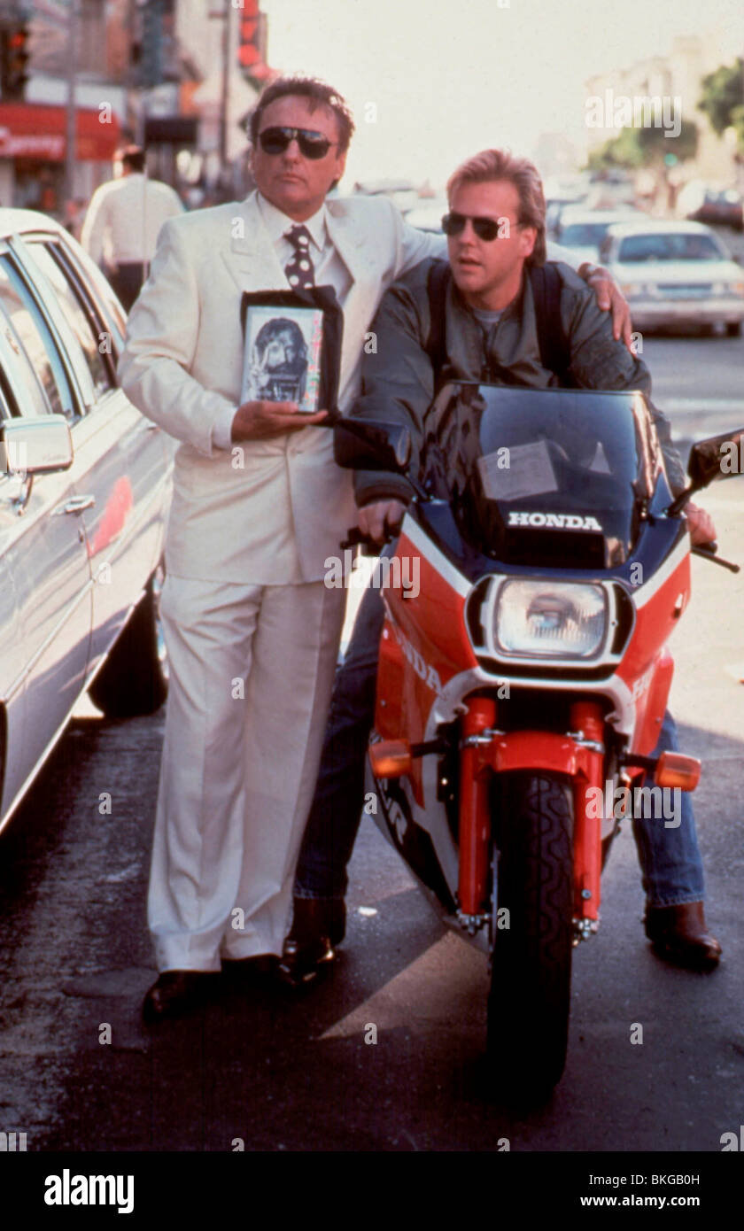 FLASHBACK (1990) DENNIS HOPPER, KIEFER SUTHERLAND FSB 011 Stock Photo ...