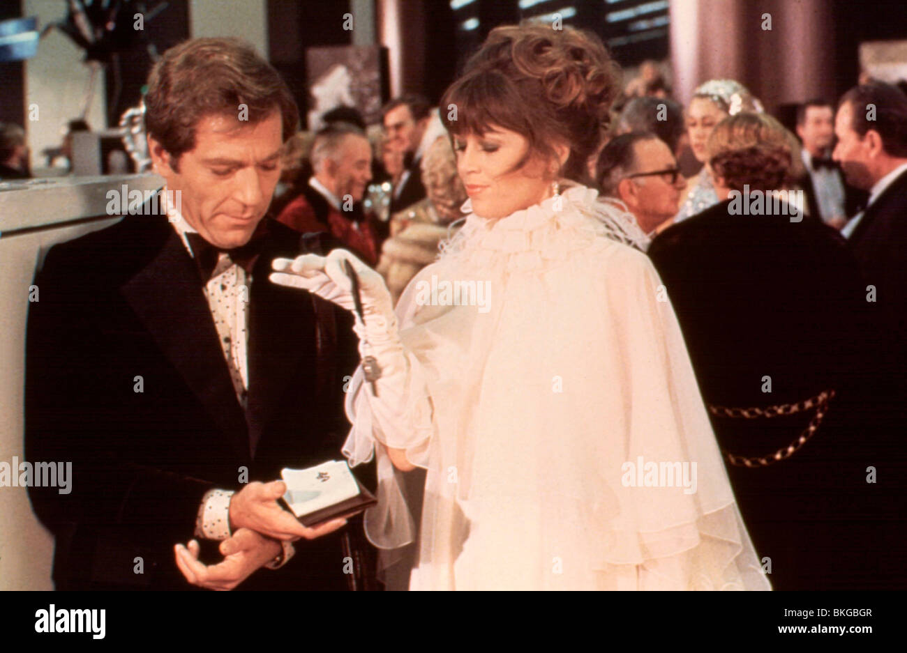FUN WITH DICK AND JANE (1977) GEORGE SEGAL, JANE FONDA FDJ 005 Stock ...