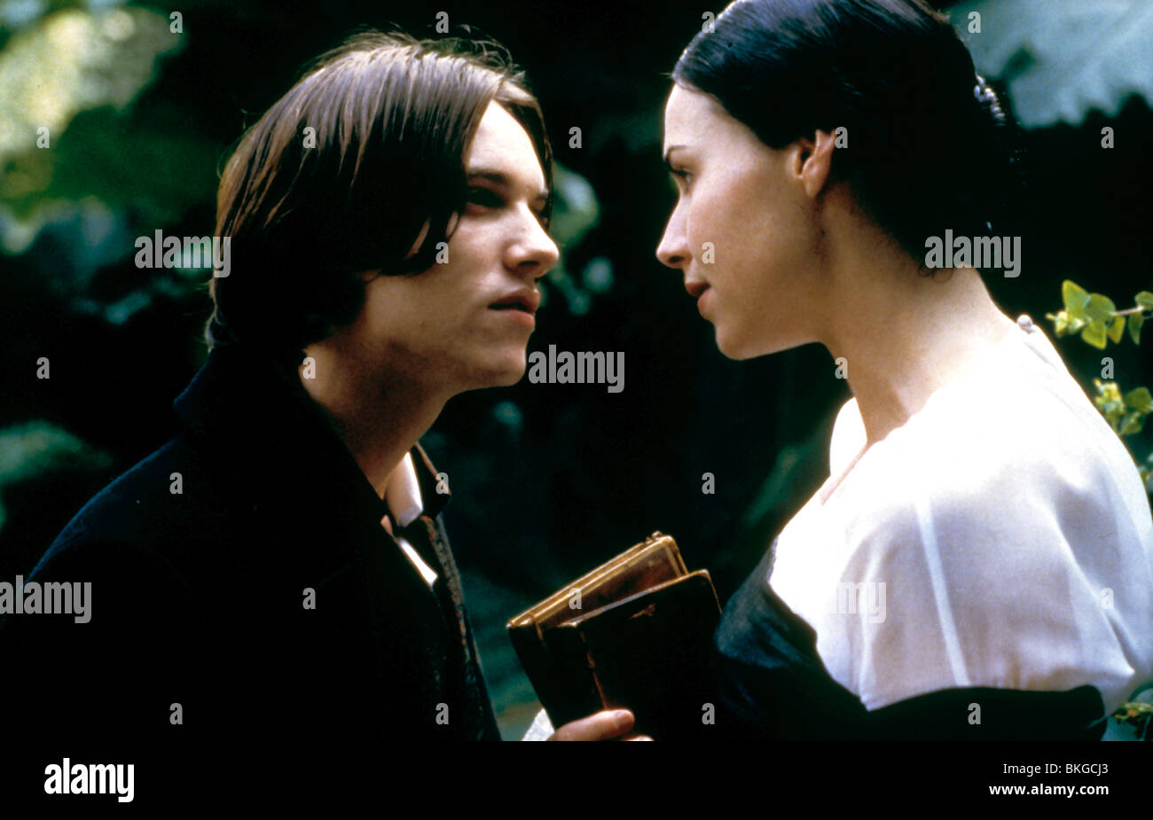 THE GOVERNESS (1998) JONATHAN RHYS MEYERS, MINNIE DRIVER GOVN 002 Stock ...