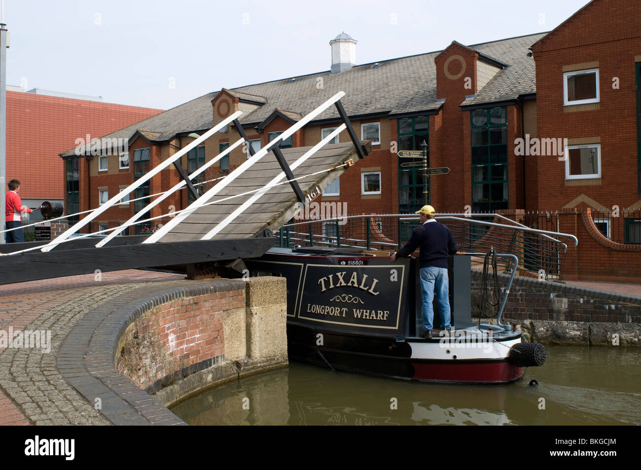 Boat entering a lifting bridge in Banbury Oxfordshire on the Oxford ...