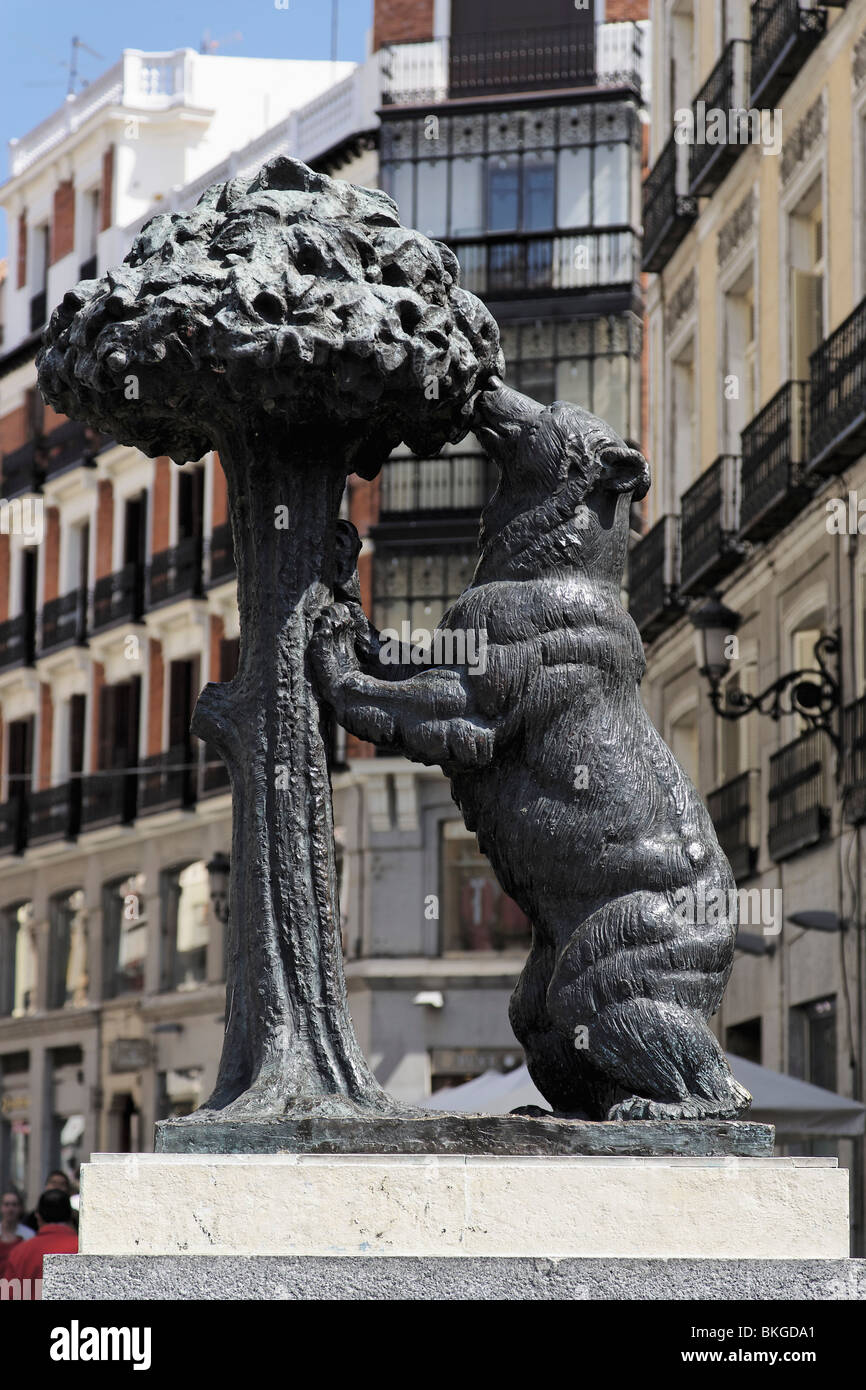 Bear and the Madrono Tree sculpture, Puerta del Sol, Madrid, Spain ...